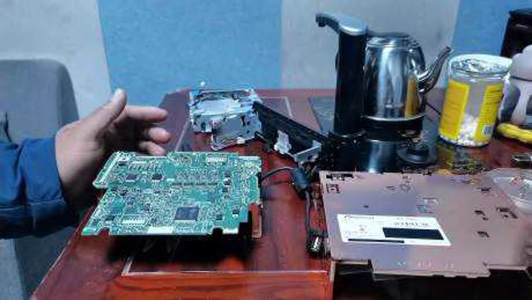 拆先锋P99机王,里面做工完美,用的德州仪器DSP,运放是先锋的!