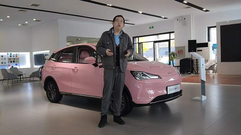 十万元以内买啥电动车?粉粉嫩嫩哪吒V了解一下