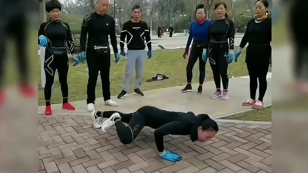 大姐学动物爬行,治好腰椎病