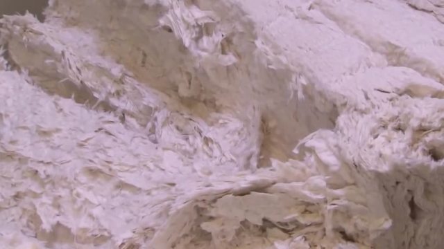 一捆捆棉花是如何变成钱的,走进生产车间,看整个制作过程