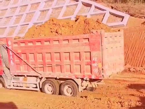 翻斗自卸车,油门踩到底剩下的交给天意