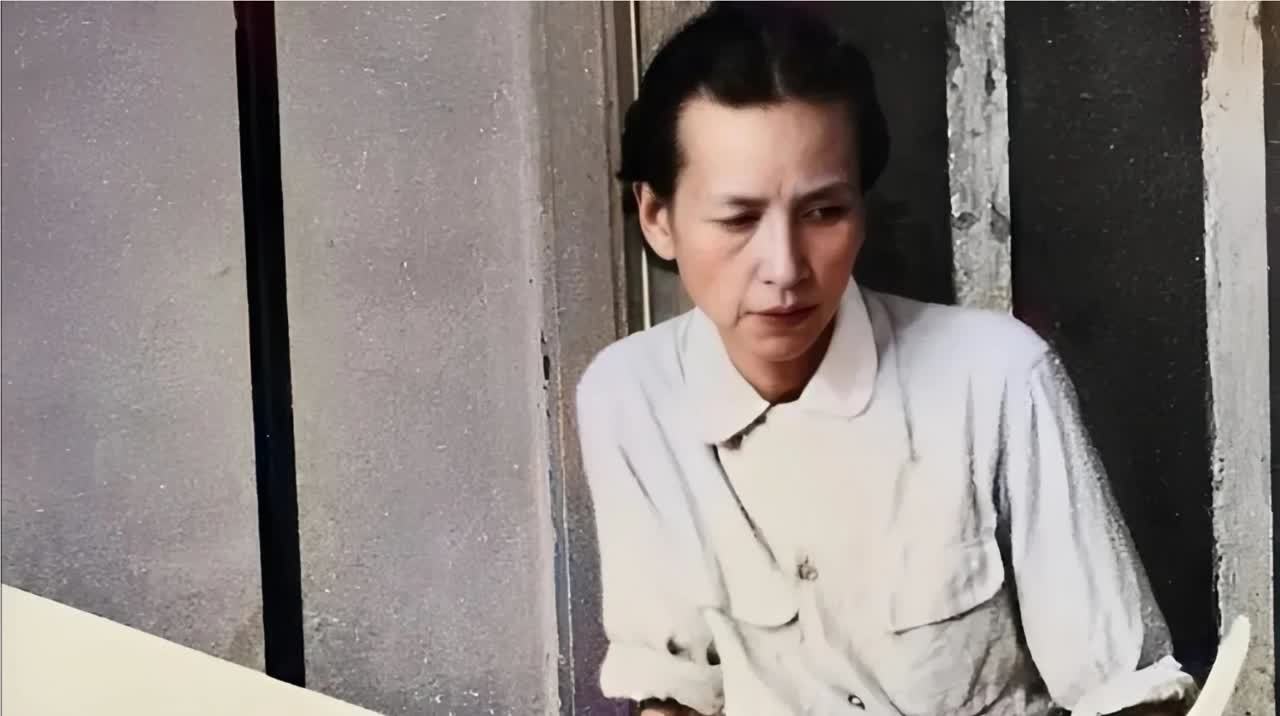 1950年,梁思成和林徽因的合影照,二人抱病工作,面容憔悴