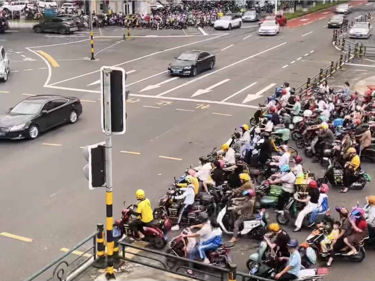 海南的电动车大军气势磅礴,路中间的白车瑟瑟发抖