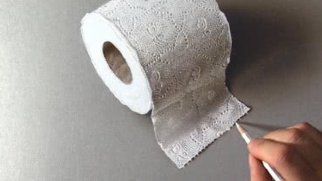 画家一挥手,将卫生纸画得栩栩如生,网友:现实中的神笔马良!