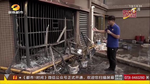 小区二楼居民家中突然失火,明火直窜浓烟滚滚,物业消防联合扑救