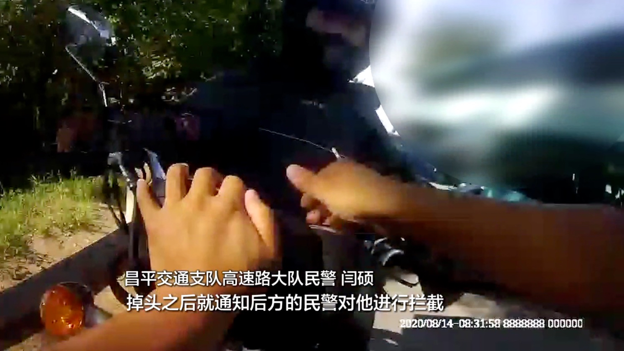 错上加错!骑手摩托本被吊销后依旧骑车上路还遮挡号牌