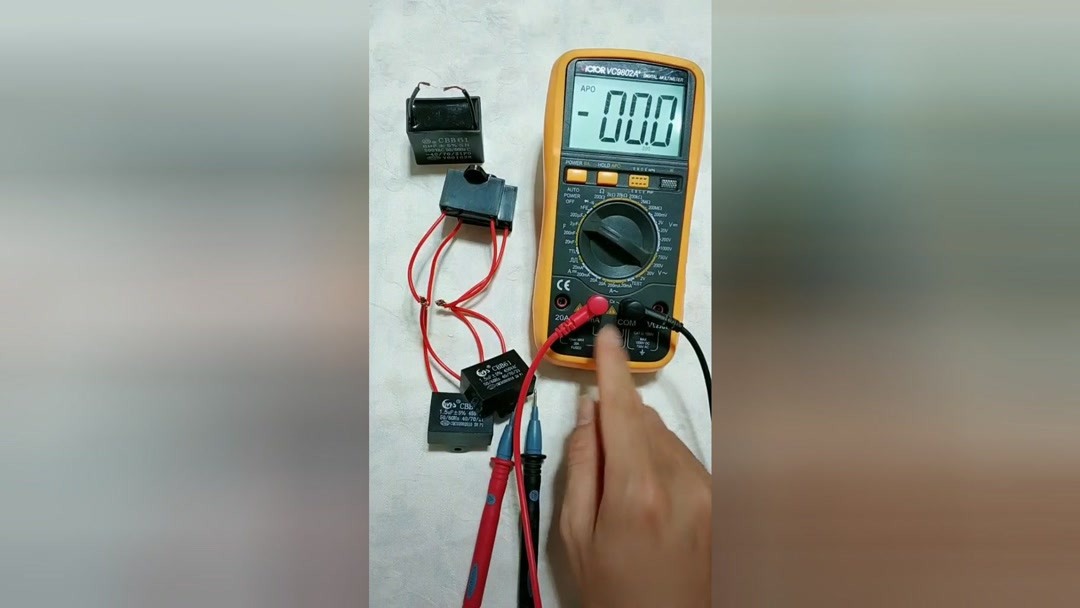 4个1.5uf的电容并联,总容量多少?万用表测量给你看!