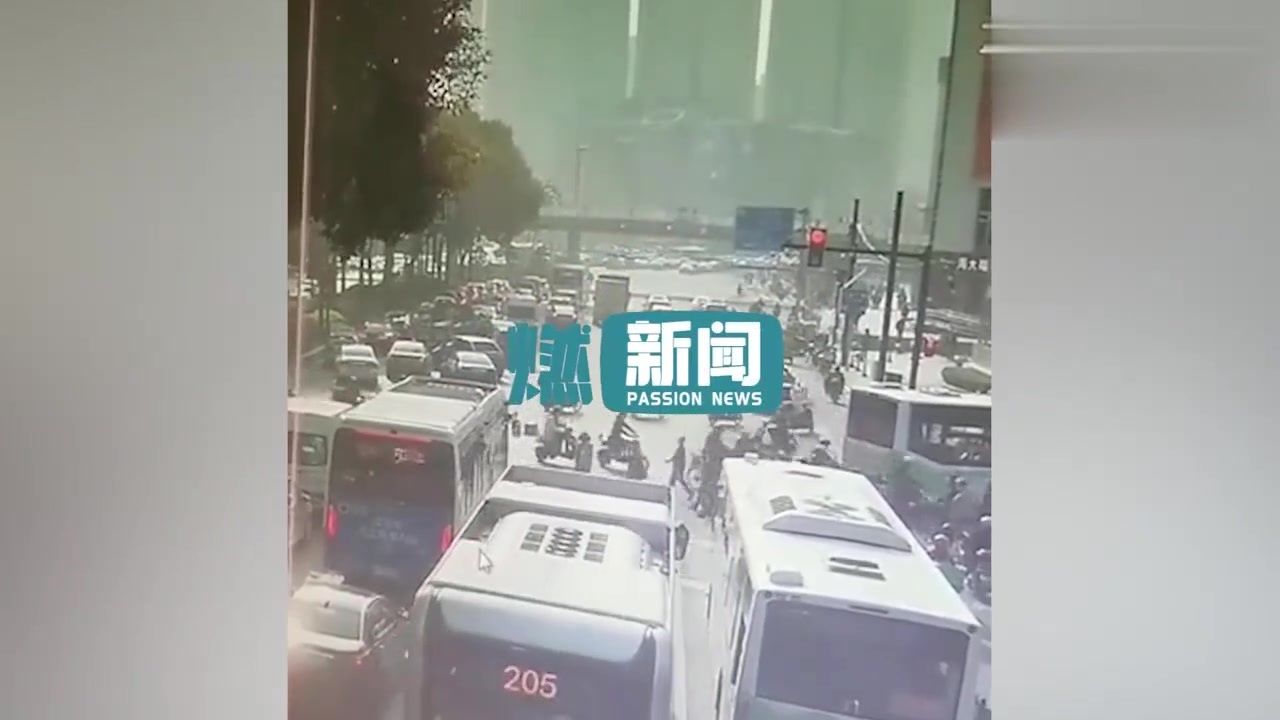 上海一公交追尾轿车撞倒行人致6伤警方:司机已被控制