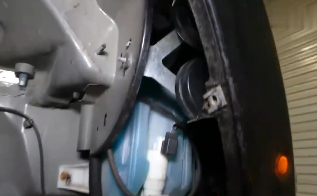 福特汽车挡风玻璃洗涤器泵坏了怎么办?看修车工怎样给修好的