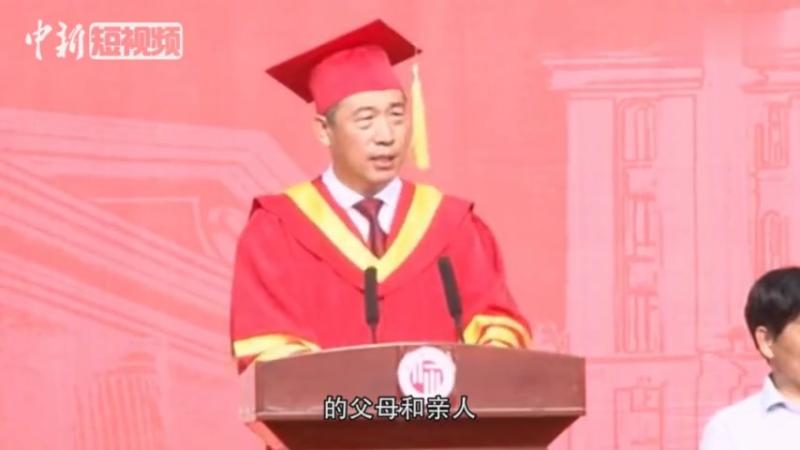 【硬核致辞!校长寄语毕业生不做“小公主”和“妈宝男”】近日,河南...