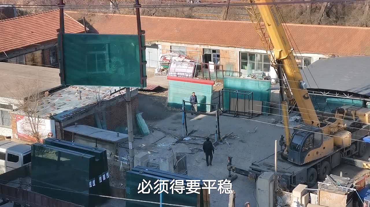 玻璃加工厂用吊车装卸玻璃,这种吊带很实用,真是长见识了