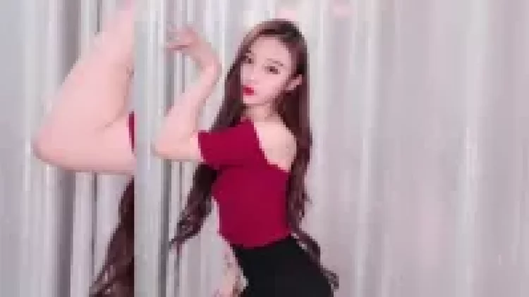 漂亮小姐姐,跳了一段不一样的撒娇舞,这是你没见过的撒娇舞