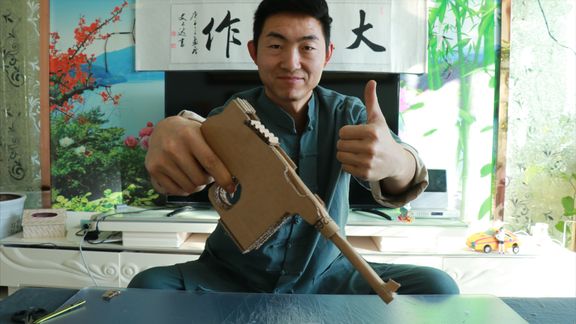大圣多才多艺,用废纸板做出毛瑟手枪《盒子炮》,太高能了