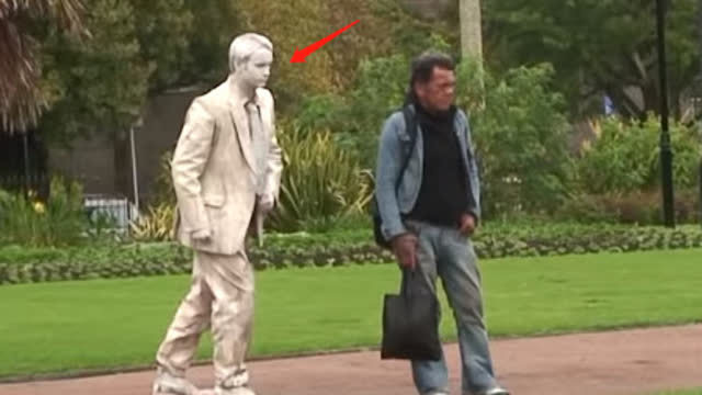男子假扮公园"雕塑",悄悄跟在路人后面,女孩被吓到颤抖