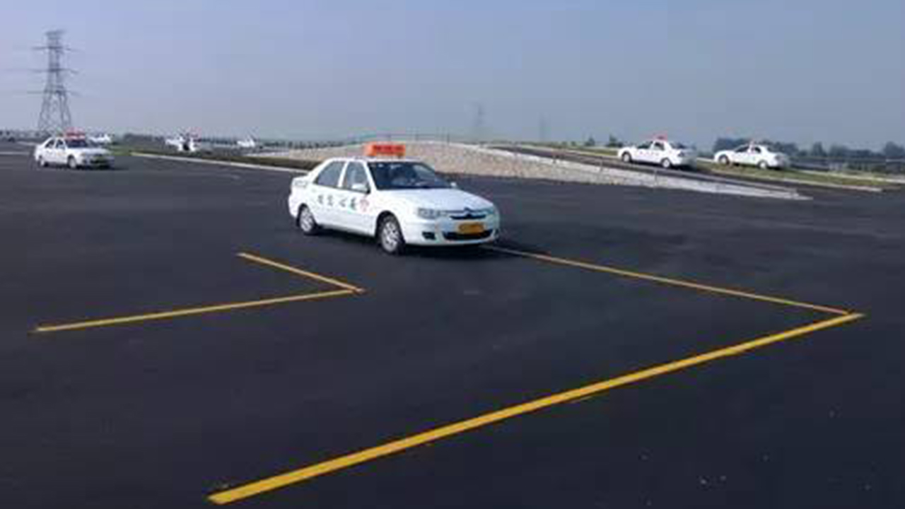 科目二直角转弯,教你稳过不压线的技巧!