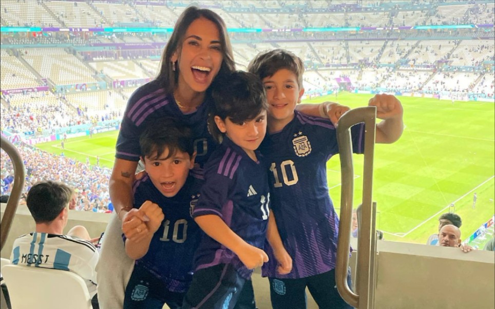 拍屁屁!安妞和孩子们庆祝阿根廷晋级卡塔尔世界杯决赛!