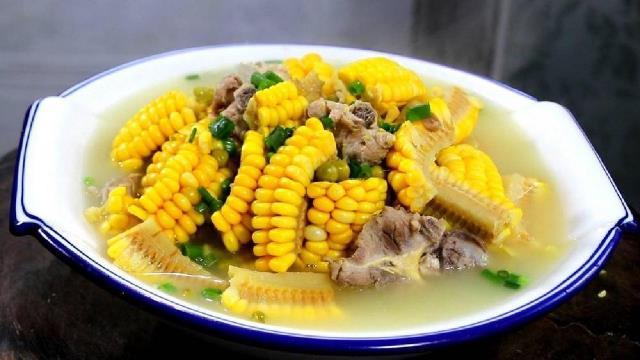 玉米炖排骨最家常的做法,简单易做,汤清肉也香,根本吃不够