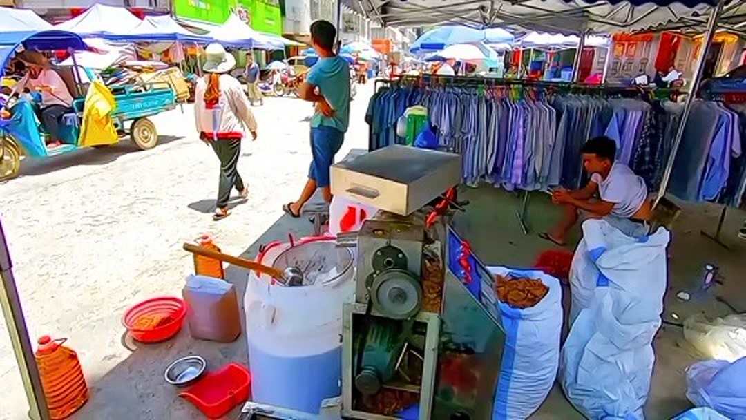 老板摆摊卖花生油,价格比油桩的便宜,油也挺香,为何没人帮衬?