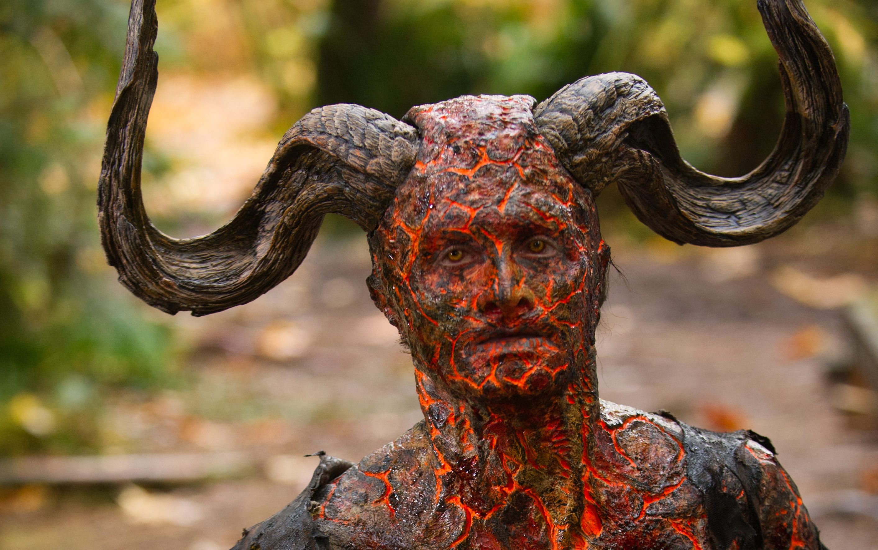 男子头上长出了犄角,能看清人的黑暗面, 一部奇幻影片