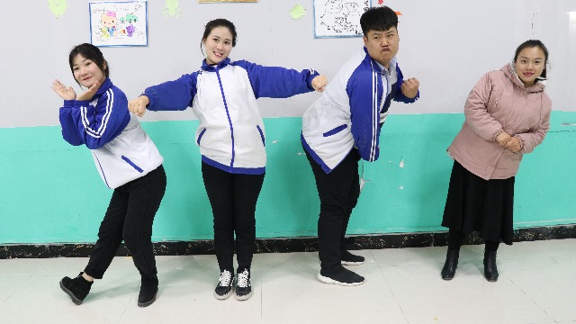 老师让学生模仿动画人物跳舞,女学霸跳了一个皮卡丘!真好看