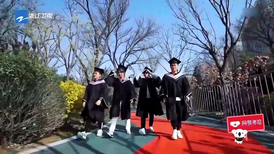 奔跑吧:邓超作为优秀毕业生代表发言,陈赫这时还不忘来拆台