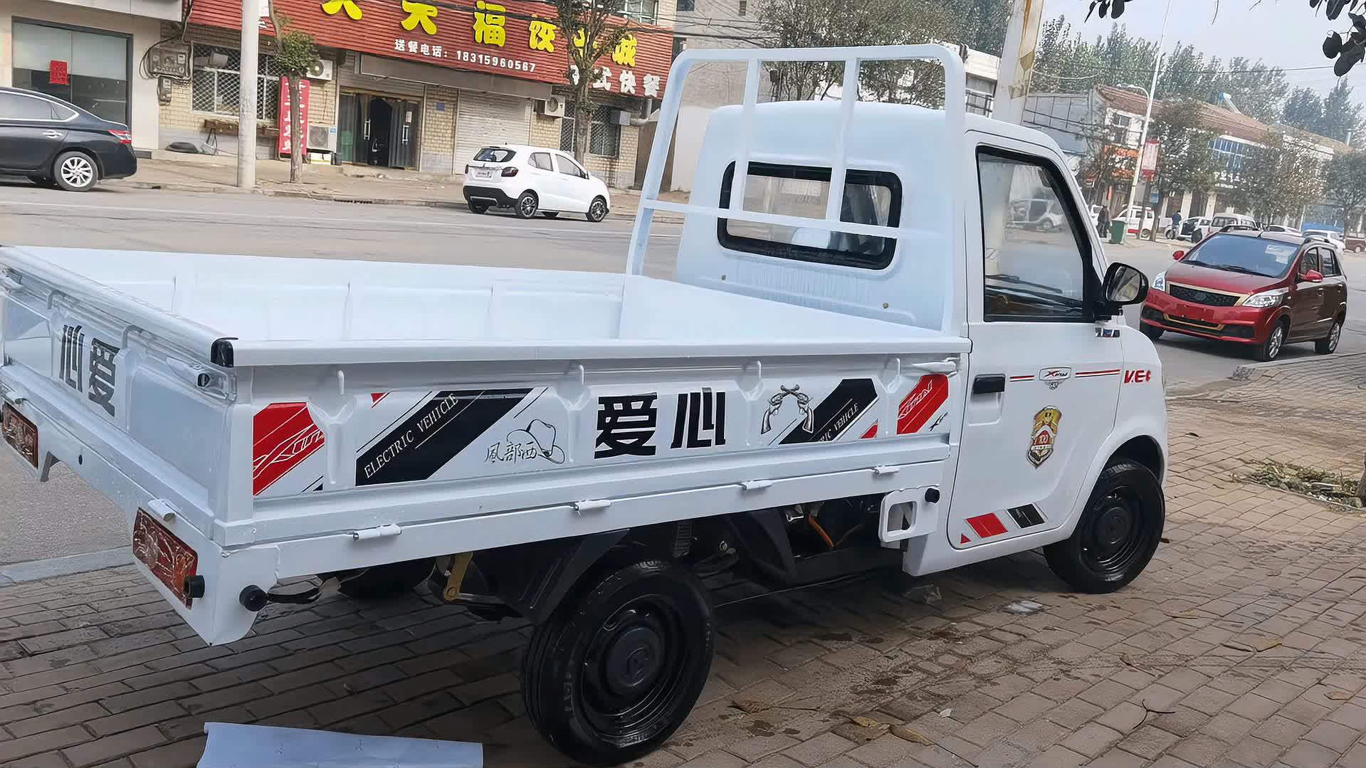 4000瓦电机,载重一大吨,6块大电池续航远