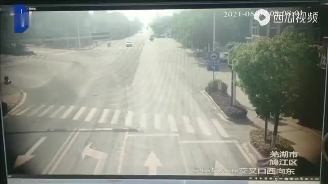 男子骑电动车走神 追尾小汽车受伤