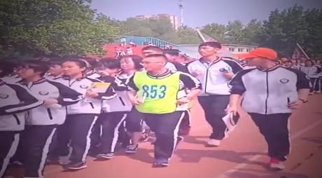 衡水中学日常生活,学生跑步都在背书,你震撼到了吗