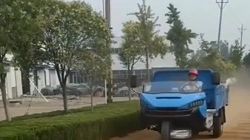 农用三轮车性能测试,飞驰而过威武霸气,中国制造就是牛!