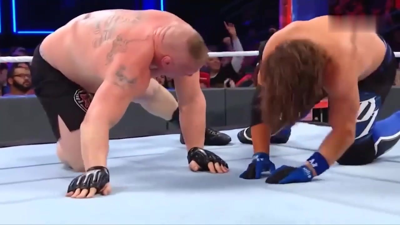 大布因操作失误被AJ抓住机会,一腿撂倒使出DDT重创,真是完美!