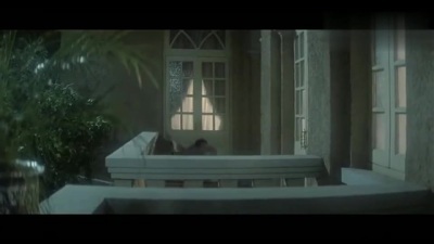 《A计划续集》粤语,女儿正在换衣服,父亲没有敲门就闯了进来