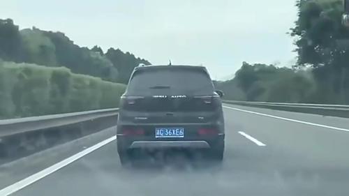 少妇开车后雨刷器的使用方法,你永远都想不到