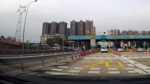 ETC通道遇到前车慢悠悠的要注意了,可能遇上蹭卡党了