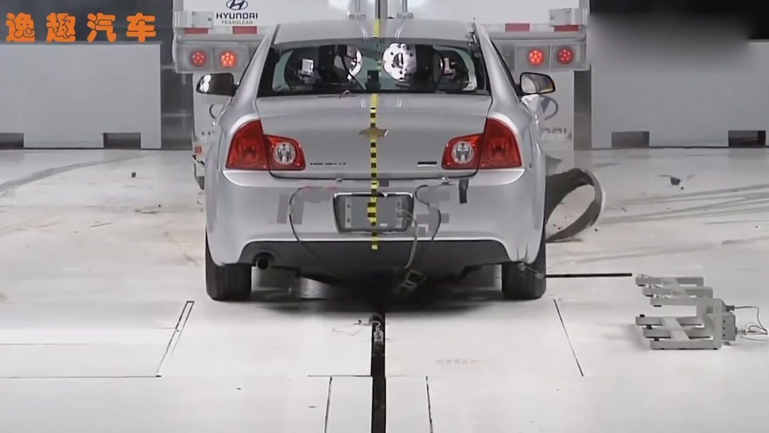 国外测试卡车碰撞实验,汽车追尾破坏巨大,慢镜头展示碰撞全过程