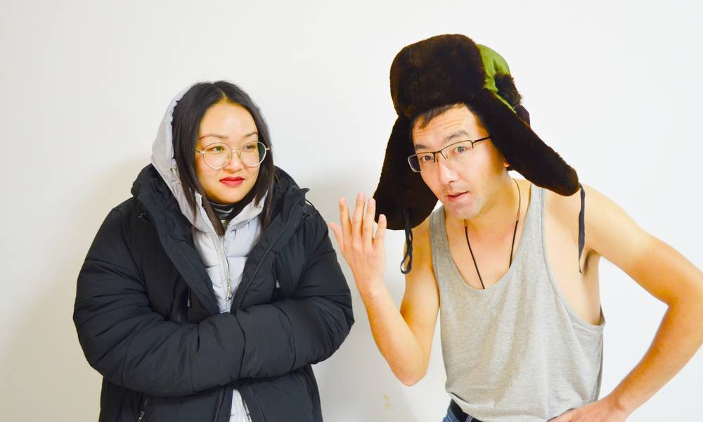 冬天小伙穿个背心,让媳妇给买件羽绒服,结果给了200块买感冒药