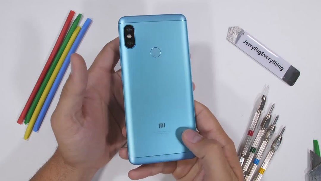 老外测试手机的耐久性,划痕烧伤和弯曲的测试,结果不可思议