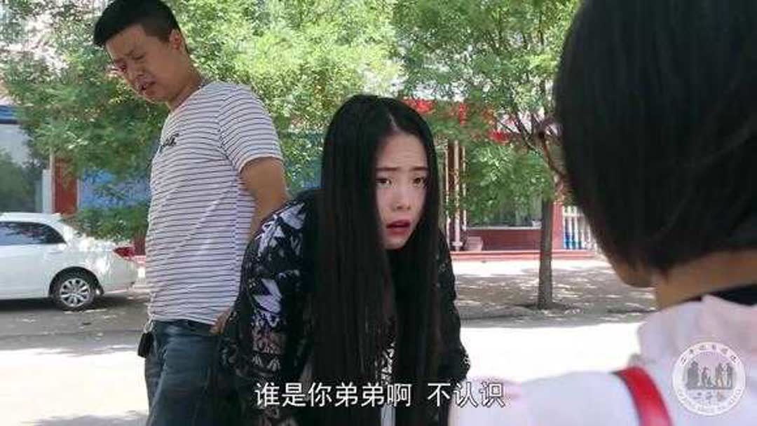 弟弟街头看见卖苹果的残疾姐姐,却装作不认识,下一秒他却后悔了