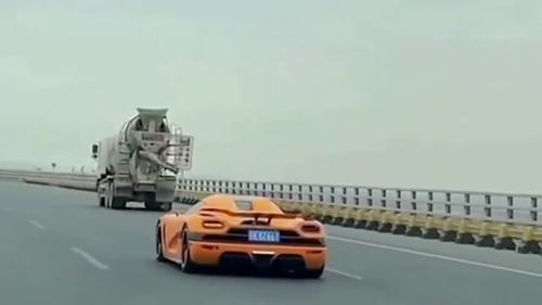 柯尼塞格又在高速上陪我玩,提速超我后还按喇叭,你忘了我开的是神车?