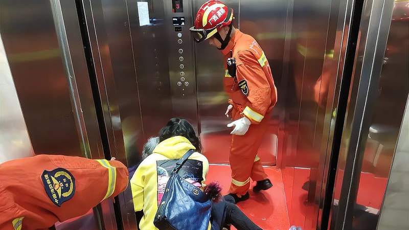 女子被困电梯酒店方不准消防破坏电梯营救?涉事酒店:电梯很安全