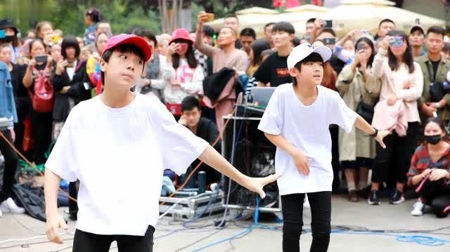 TF家族三代苏新皓:街头翻跳EXO舞蹈,这红帽子小伙真的优秀