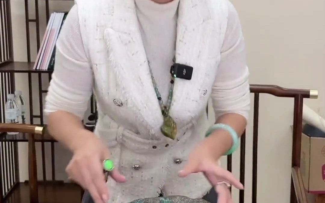 六位数的翡翠大料实战开切,看看能不能切出满色翡翠手镯。#翡翠 #...