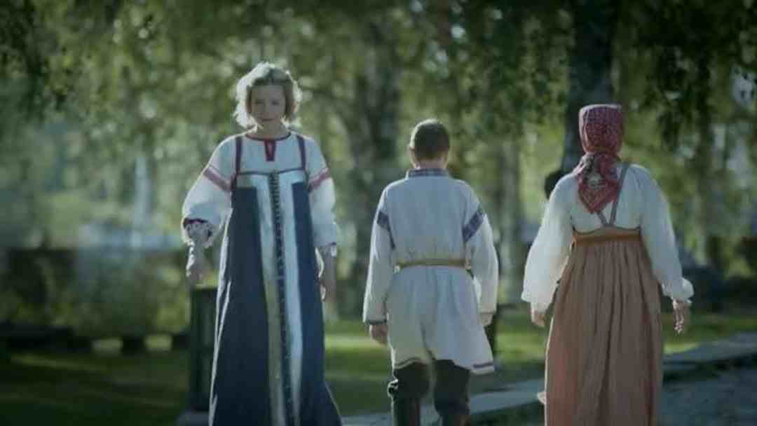 晴天的俄国农村看似宁静美好 而农民的生活与外界想象截然不同