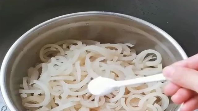 猪皮冻的做法,一眼望去全都是胶原蛋白,吃了以后皮肤更水嫩!