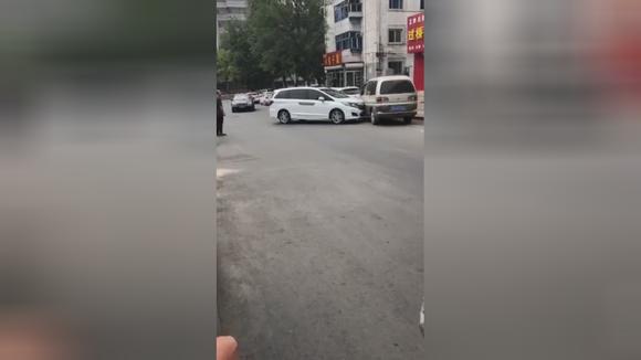 秦皇岛一男子多次驾车猛撞一面包车 疑似因母亲被打引起