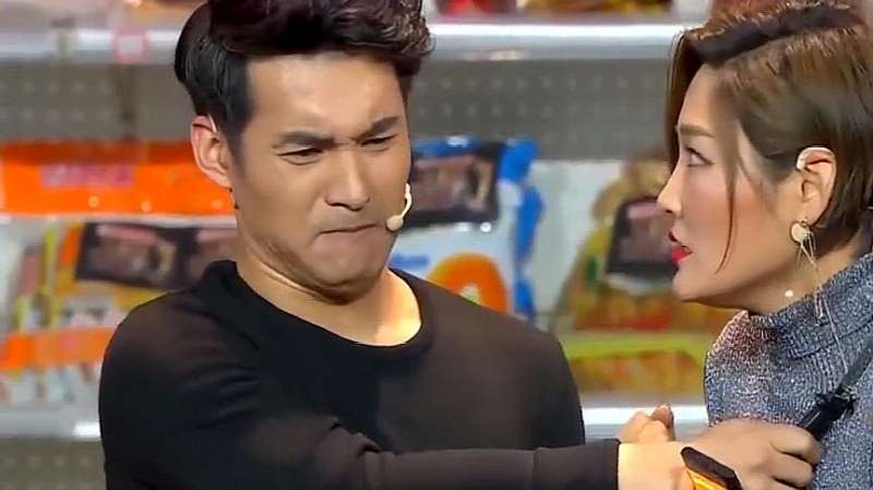 小品:娇娇亲自教文松抢劫,嫌弃他太“娘”,抬腿一脚踹飞了!