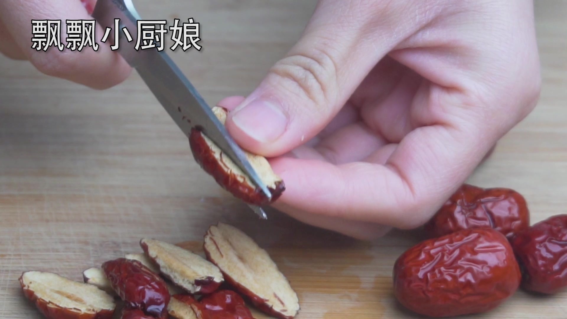 1碗麦片倒入滚烫的油锅中,出锅变美食,从没见过这种做法,真香