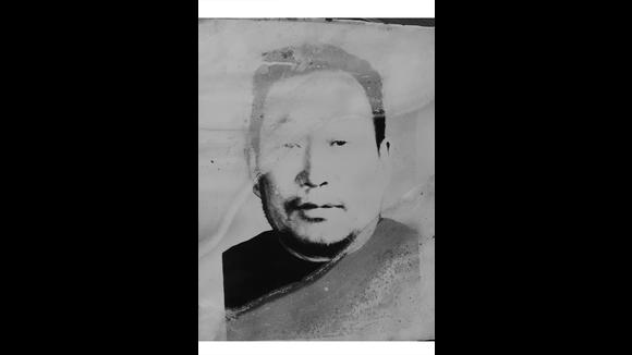 承载了几十个时光的老照片,已经模糊不清了,我们将他翻新,如今