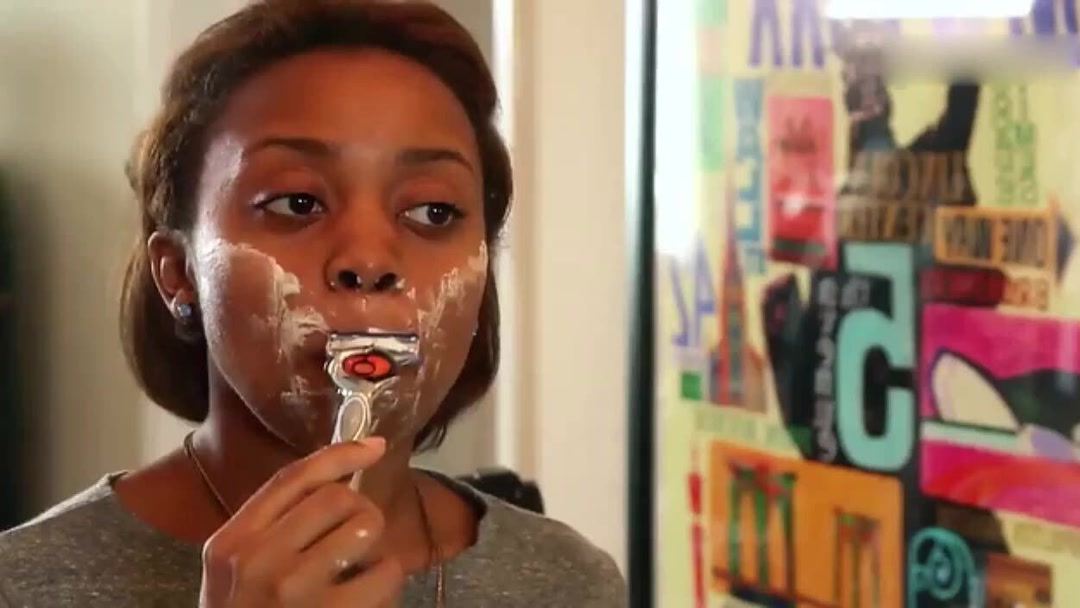 搞笑:美女们首次体验男人如何刮胡子