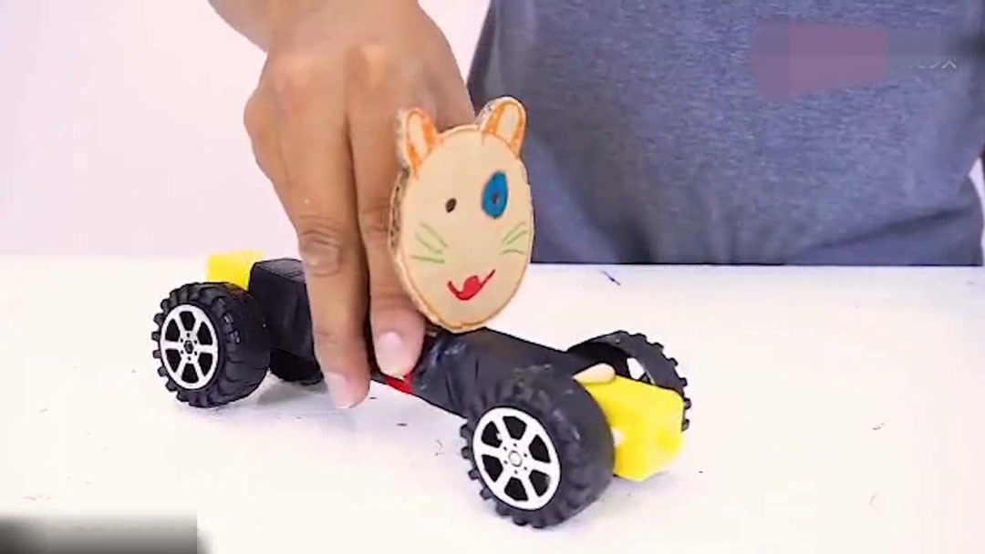 牛人脑洞大开利用直流电动机,制作电动汽车玩具,简直就是天才!