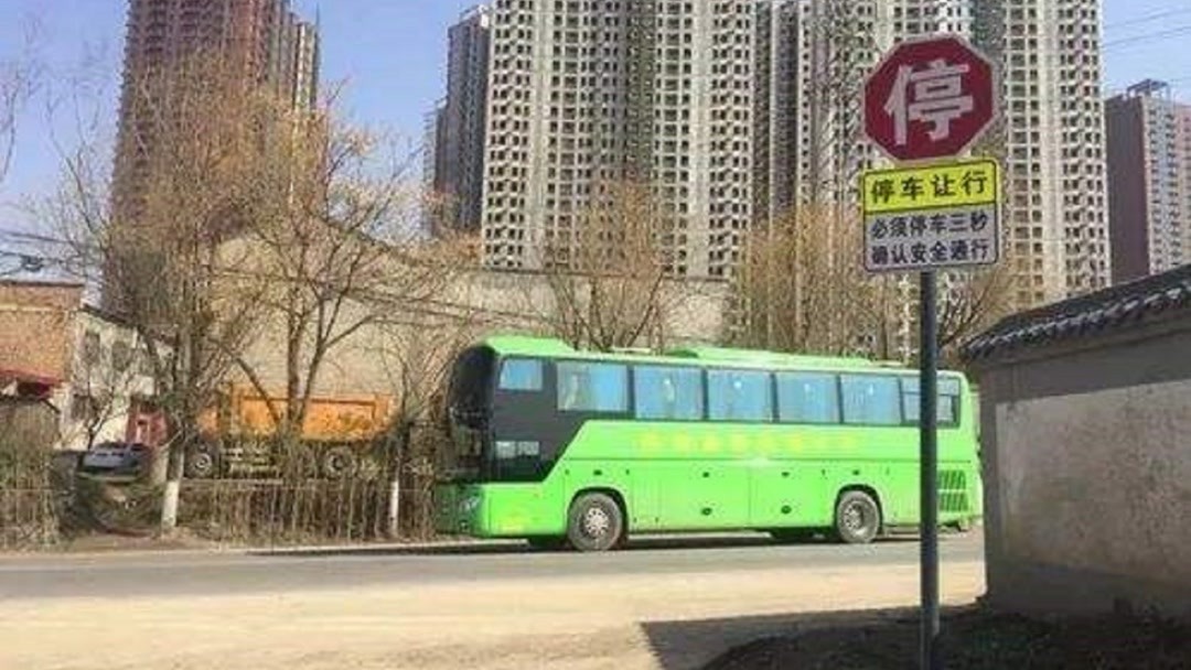 开车竟不认识这个交通标志?十几年老司机也蒙圈,做错直接负全责